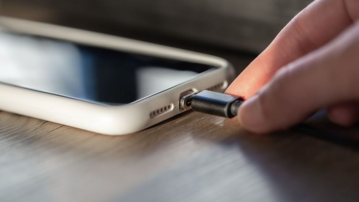 Here’s why you shouldn’t talk on the phone when it’s charging ...