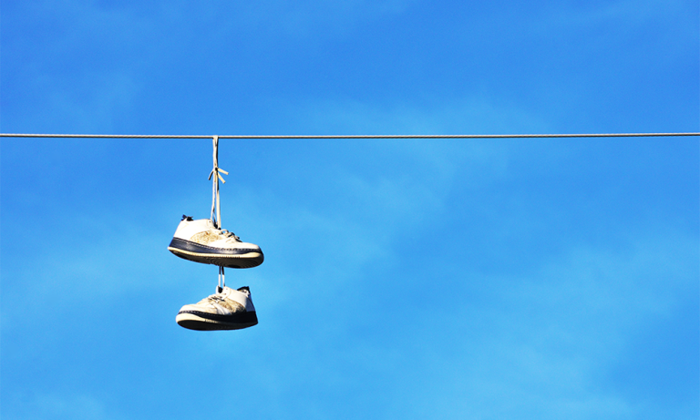 The Meaning Behind Shoes Strung Up On A Power Line | Najukusnije vijesti